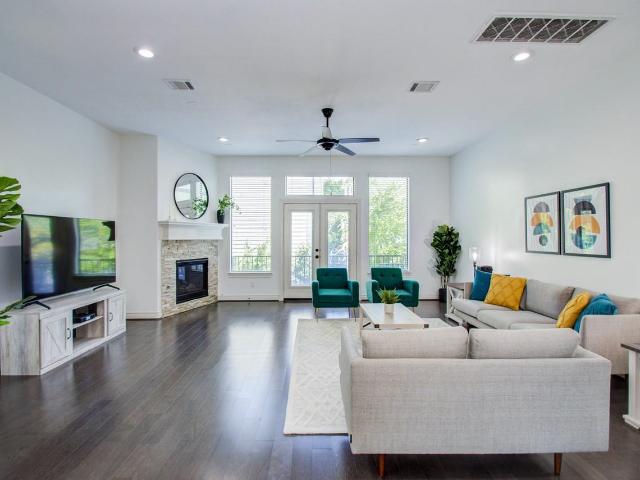 3 Bedroom Apartment for Rent at 5732 Darling St #1056419P, Houston, TX 77007 Washington Ave Memorial Park