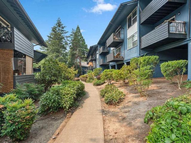 3 Bedroom Apartment for Rent at 5131 Sw 38th Pl, Portland, OR 97221 Bridlemile