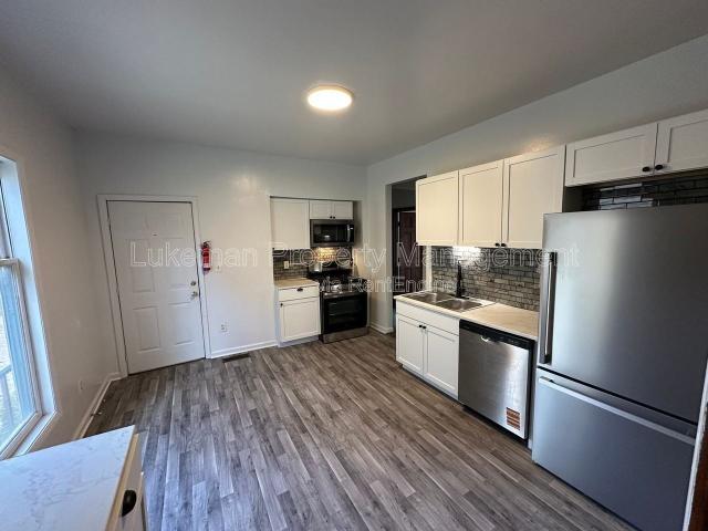 3 Bedroom Apartment for Rent at 743 Academy St #1, Kalamazoo, MI 49007 Central Business District