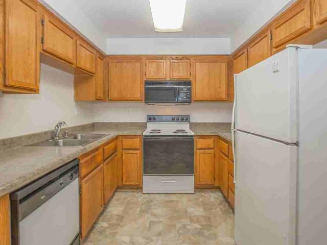 3 Bedroom Apartment for Rent at 8200 N Laurelglen Blvd, Bakersfield, CA 93311 Haggin Oaks