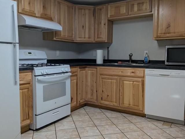 3 Bedroom Apartment for Rent at 943 Van Gordon Street #B, Lakewood, CO 80401 Daniels