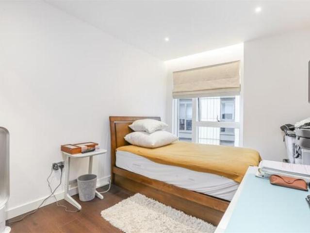 3 bedroom apartment for rent in Malthouse Road, London, SW11