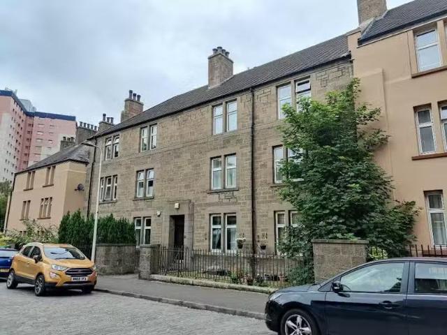 3 bedroom apartment for rent in Mitchell Street, West End, Dun.