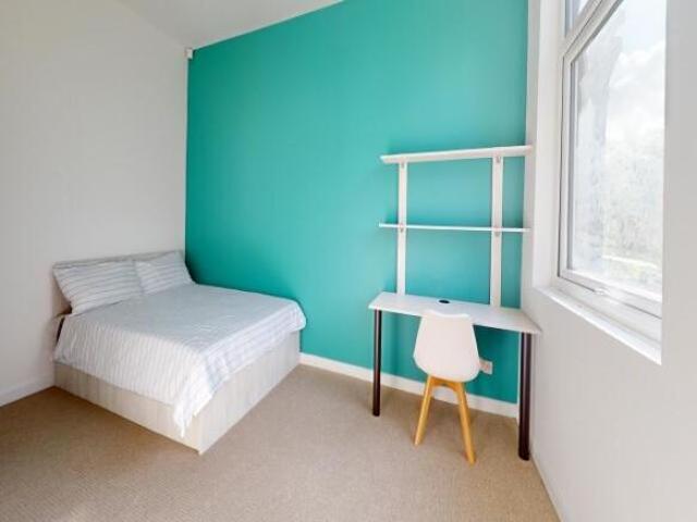3 bedroom apartment for rent in Moorland Avenue, Hyde Park, Leeds, LS6