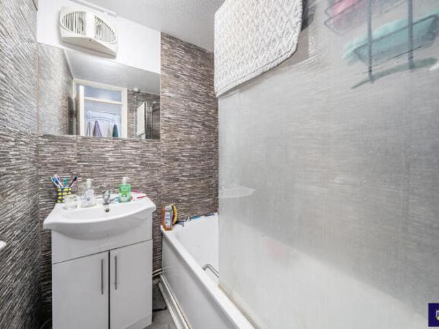 3 bedroom apartment for rent in Mowatt Close, N19