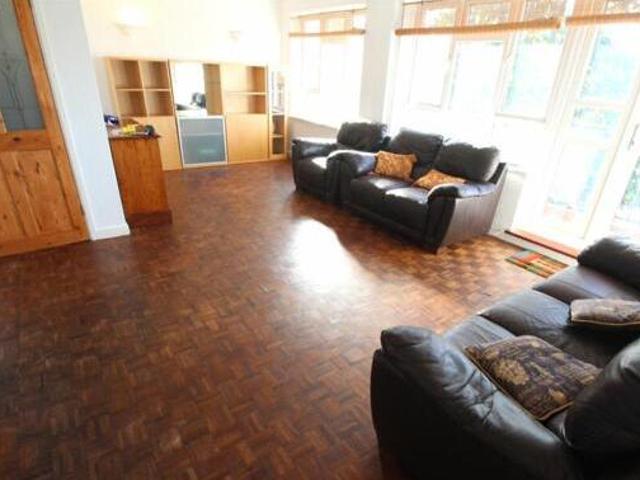 3 Bedroom Apartment For Rent In New Barnet