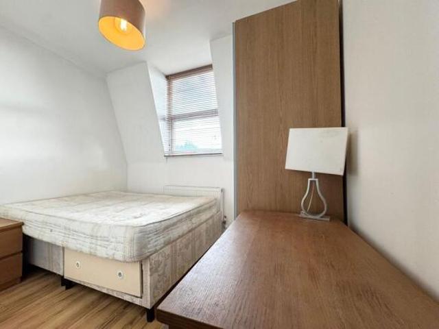 3 bedroom apartment for rent in New Cross Road, SE14