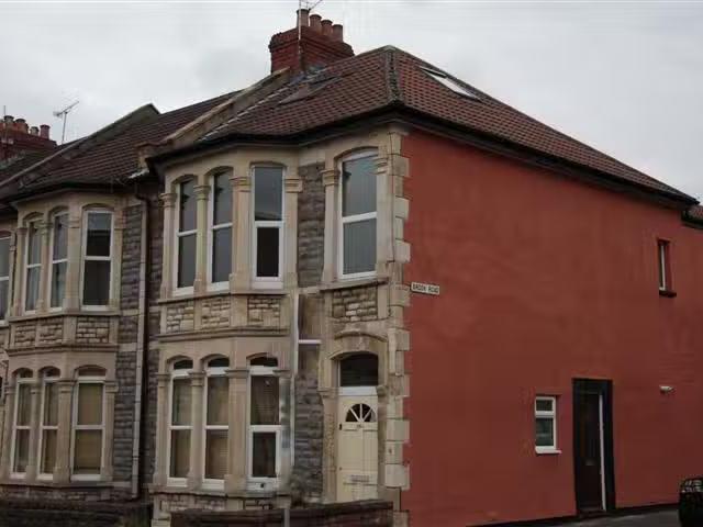 3 bedroom apartment for rent in New Station Road Fishponds S.