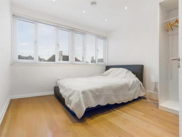 3 bedroom apartment for rent in North End Road, Golders Hill Park. NW11