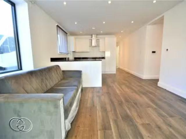 3 bedroom apartment for rent in Nottingham Road, South Croydon.