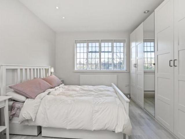 3 bedroom apartment for rent in Ossulton Way, London, N2