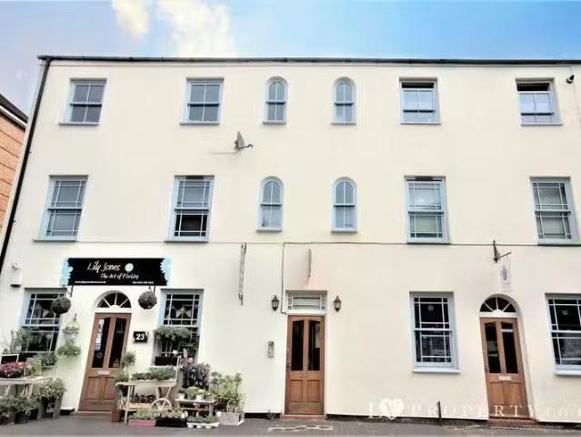 3 bedroom apartment for rent in Augusta Street, Jewellery Quar.