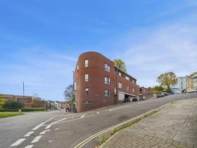 3 bedroom apartment for rent in Ambra Vale, Clifton, Bristol.