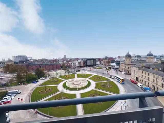 3 bedroom apartment for rent in Apt 104, Queens Court, 50 Dock.