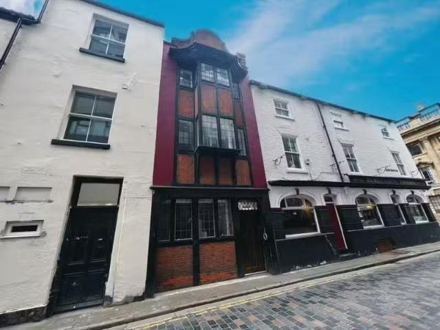 3 bedroom apartment for rent in Apt 1, Duncan Place, 15 Manor.