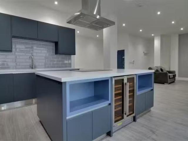 3 bedroom apartment for rent in Bank Corner, 66 68 Great Hampt.