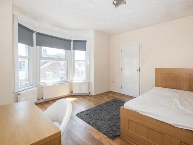 3 bedroom apartment for rent in Barmouth Road Wandsworth SW18