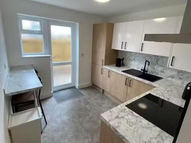 3 bedroom apartment for rent in Bath Road, Bristol, BS4