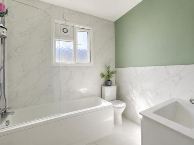 3 bedroom apartment for rent in Bear Road, Brighton, BN2