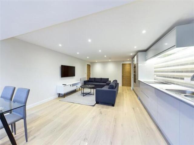 3 bedroom apartment for rent in Beaufort Place, Cambridge, CB5