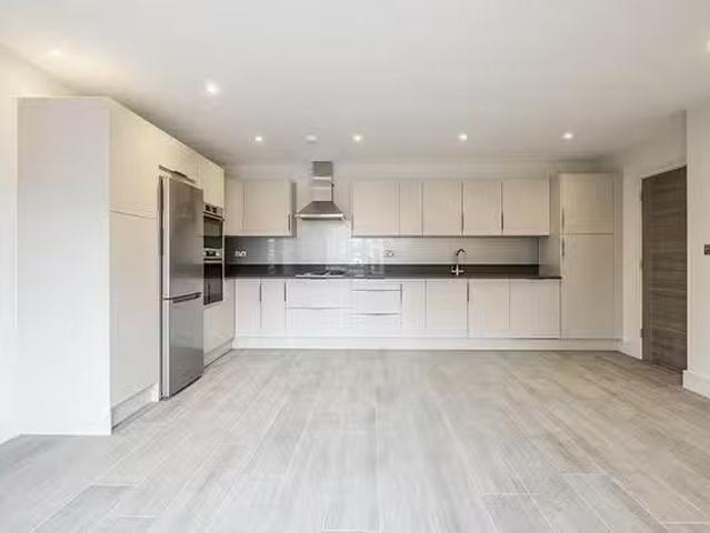 3 bedroom apartment for rent in Beechwood Road, South Croydon.