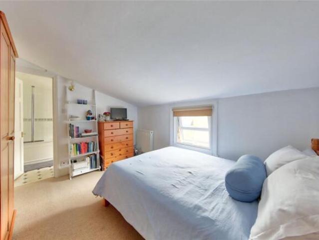 3 bedroom apartment for rent in Bennerley Road, SW11