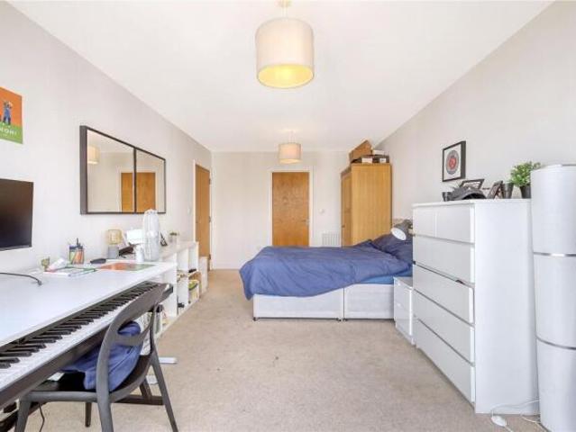 3 bedroom apartment for rent in Blackwall Way, London, E14