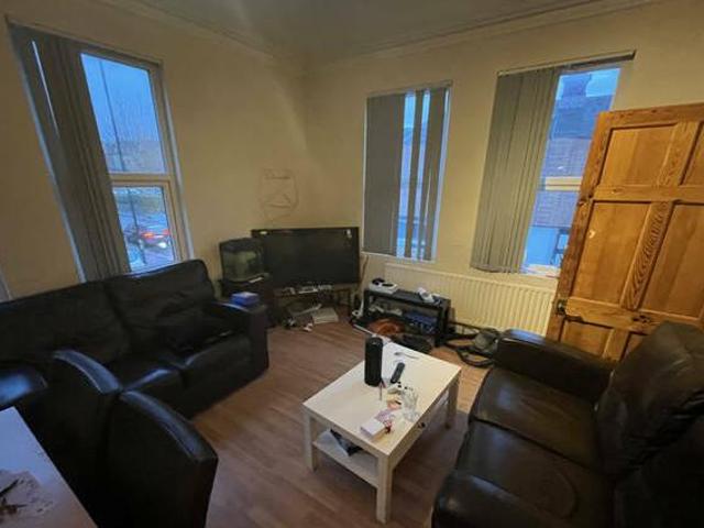 3 bedroom apartment for rent in Brudenell Road Leeds LS6