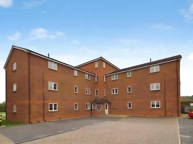 3 bedroom apartment for rent in Cunningham Avenue, AL10