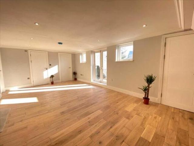 3 bedroom apartment for rent in Castlebar Road, Ealing, W5