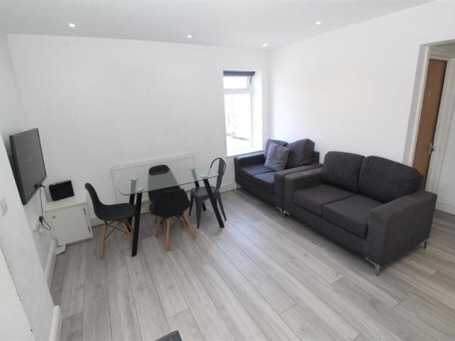 3 bedroom apartment for rent in Cardiff