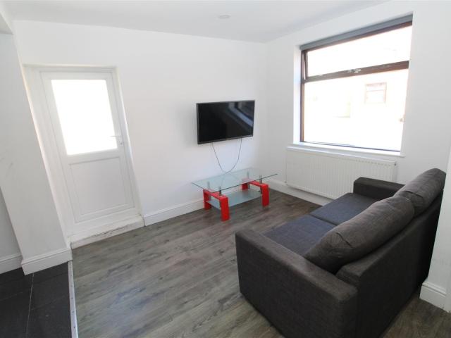 3 bedroom apartment for rent in Cardiff