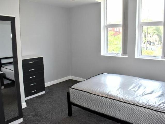 3 bedroom apartment for rent in Carill Drive, Fallowfield, Manchester, M14