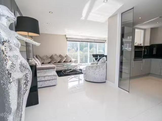 3 bedroom apartment for rent in Catrine House, Victoria Wharf.