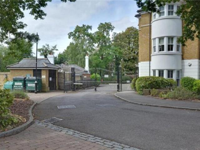 3 bedroom apartment for rent in Cedars Close, Belmont Hill, London, SE13