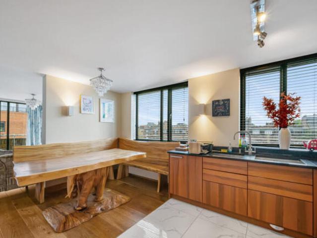 3 bedroom apartment for rent in Chesterton Square, London, W8