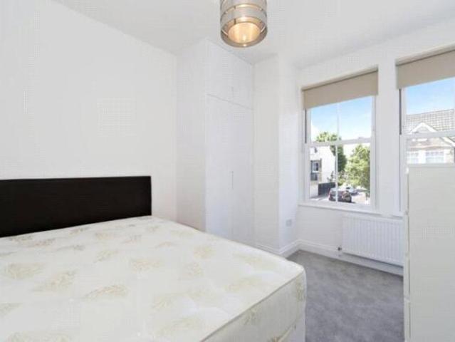 3 bedroom apartment for rent in Collingbourne Road, London, W12