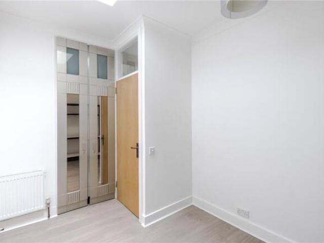 3 bedroom apartment for rent in Connaught Close, London, W2