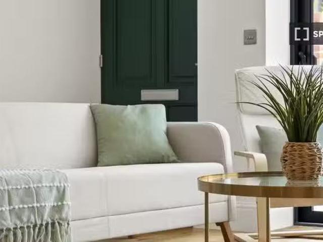 3 bedroom apartment for rent in Coulsdon, London
