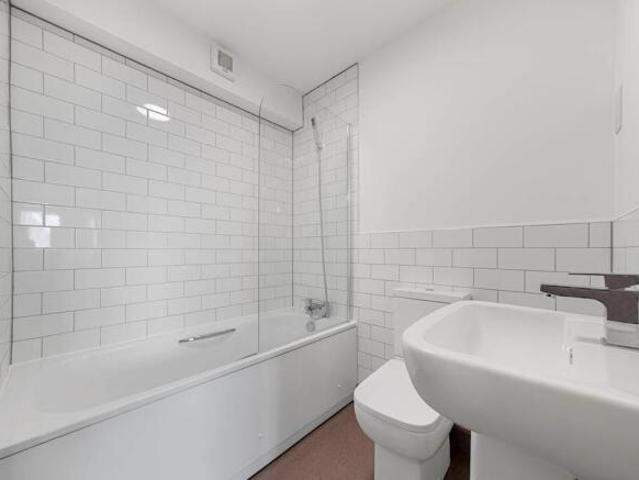 3 bedroom apartment for rent in Dean House, L22