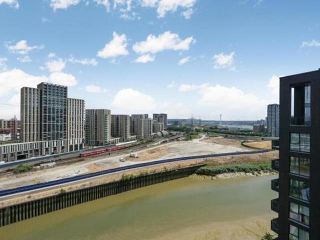 3 bedroom apartment for rent in Defoe House, London City Island, E14