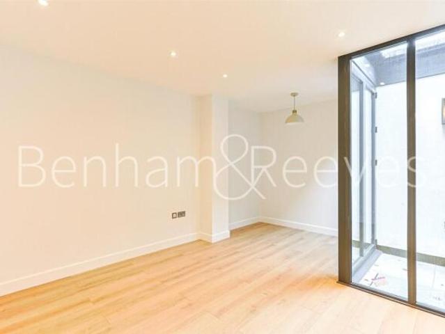 3 bedroom apartment for rent in Disraeli Road, London, SW15