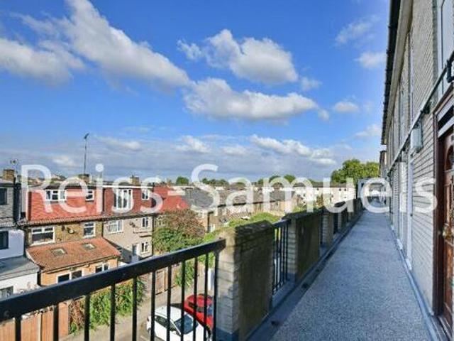 3 Bedroom Apartment For Rent In Docklands, London
