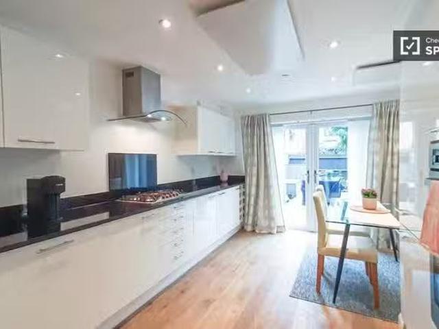 3 bedroom apartment for rent in Docklands, London