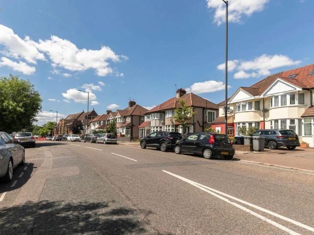 3 bedroom apartment for rent in Dollis Hill Lane, London, NW2