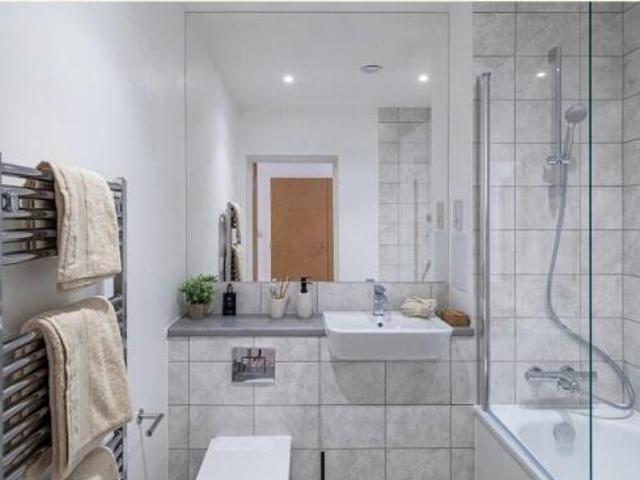 3 bedroom apartment for rent in Eaton Walk, London, SE15