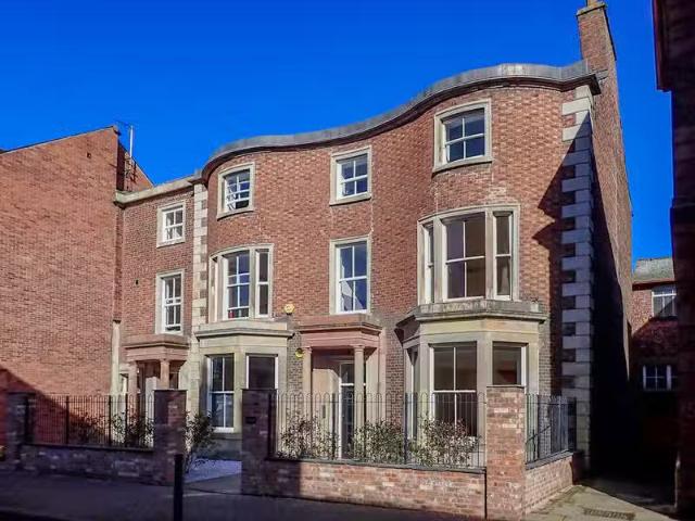 3 bedroom apartment for rent in Ferguson Court, Fisher Street.