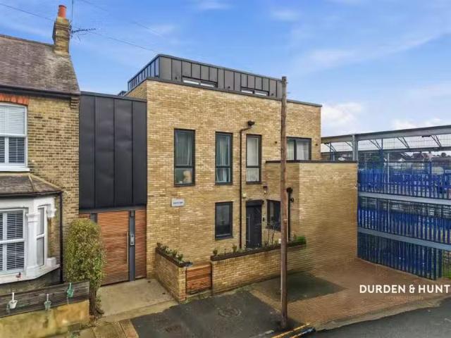 3 bedroom apartment for rent in Fifth Avenue, Manor Park, E12