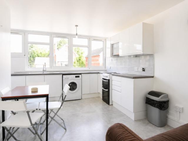 3 bedroom apartment for rent in Flodden Road, Camberwell, London, SE5