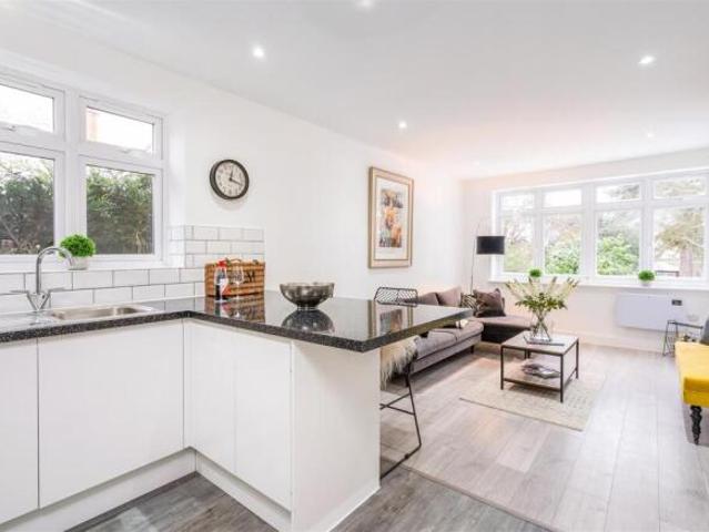 3 bedroom apartment for rent in Foxley Lane, Purley, CR8